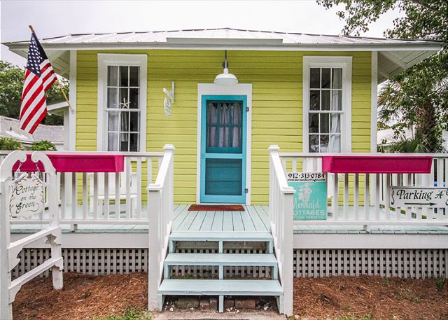 1929 Soldier Bunkhouse Turned to Boutique Mermaid Cottage - Tiny House Pins