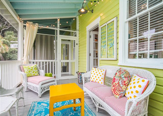 1929 Soldier Bunkhouse Turned to Boutique Mermaid Cottage - Tiny House Pins