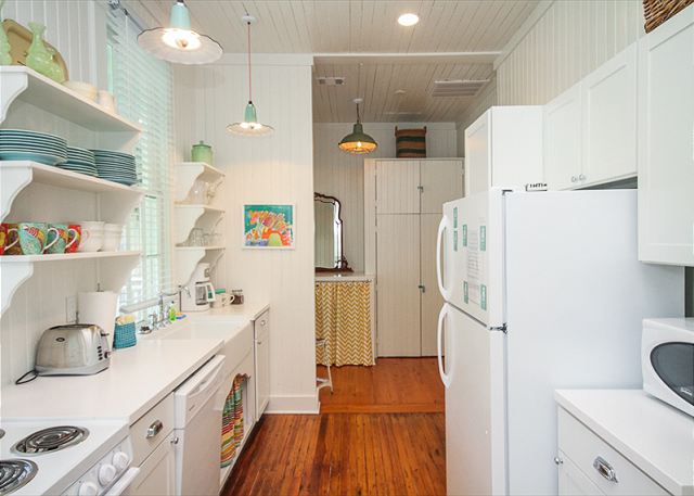 1929 Soldier Bunkhouse Turned to Boutique Mermaid Cottage - Tiny House Pins