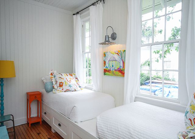 1929 Soldier Bunkhouse Turned to Boutique Mermaid Cottage - Tiny House Pins