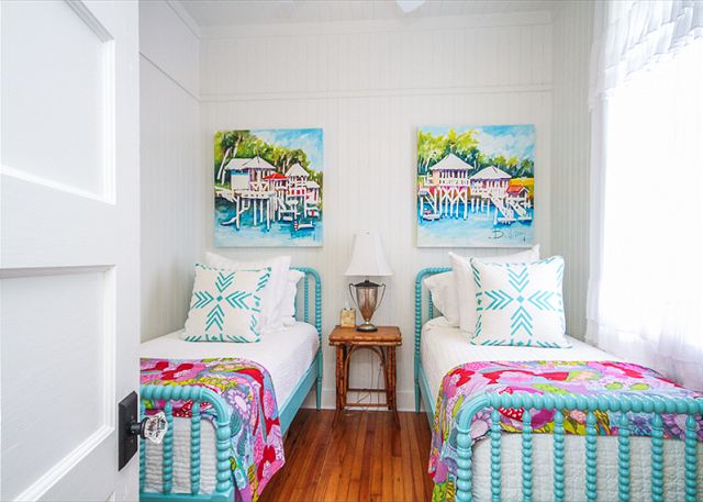 1929 Soldier Bunkhouse Turned to Boutique Mermaid Cottage - Tiny House Pins